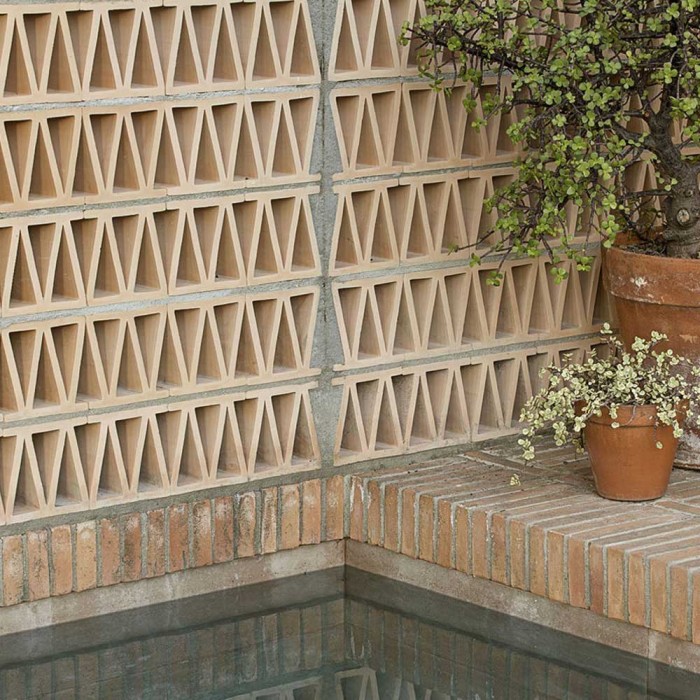 Claustra terre cuite triangles | Montgri Arena